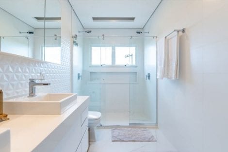 Banheiro branco: se inspire em 70+ decorações diferentes! - Dicas Decor