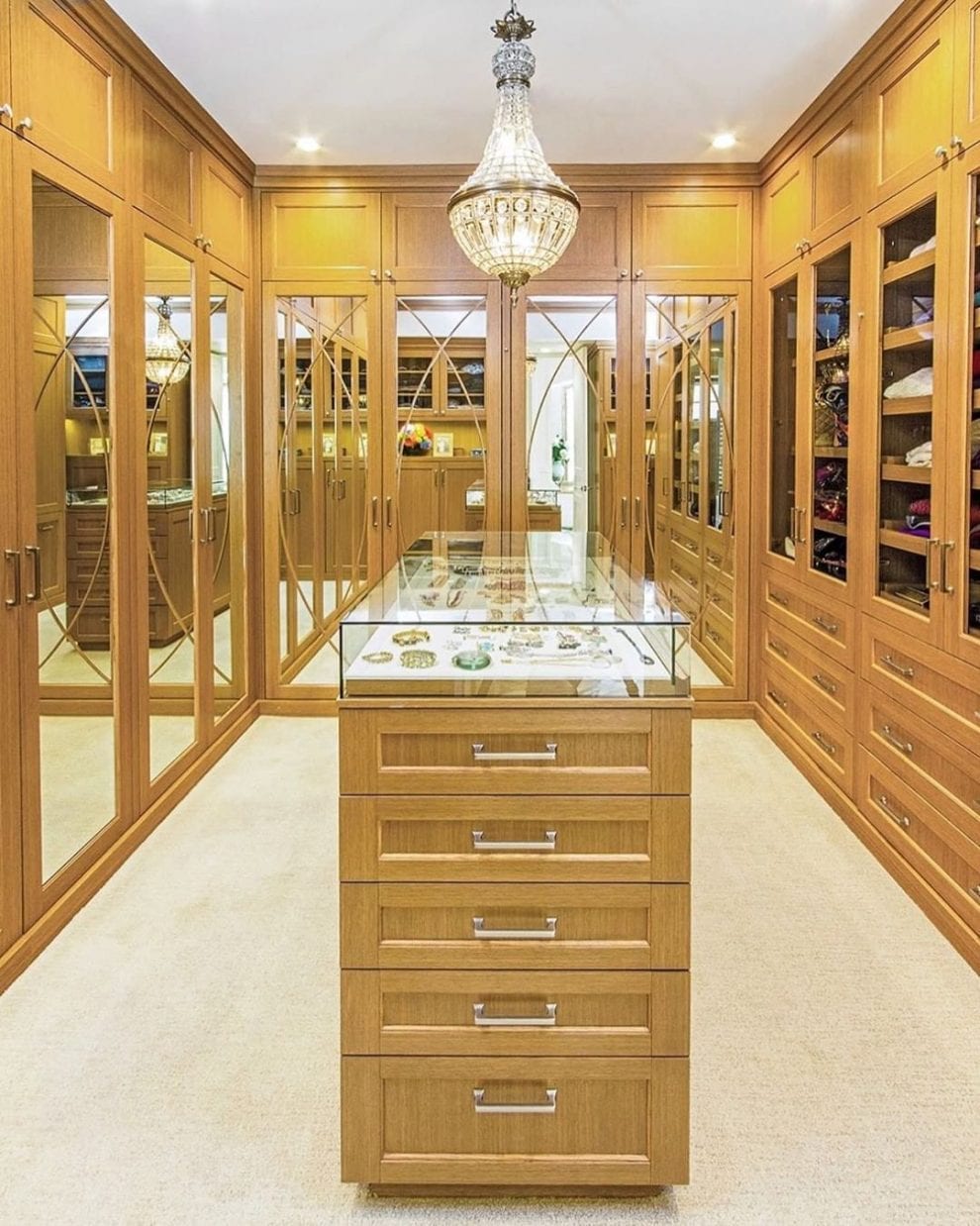 Closet com portas: vantagens e +40 ideias excelentes! - Dicas Decor