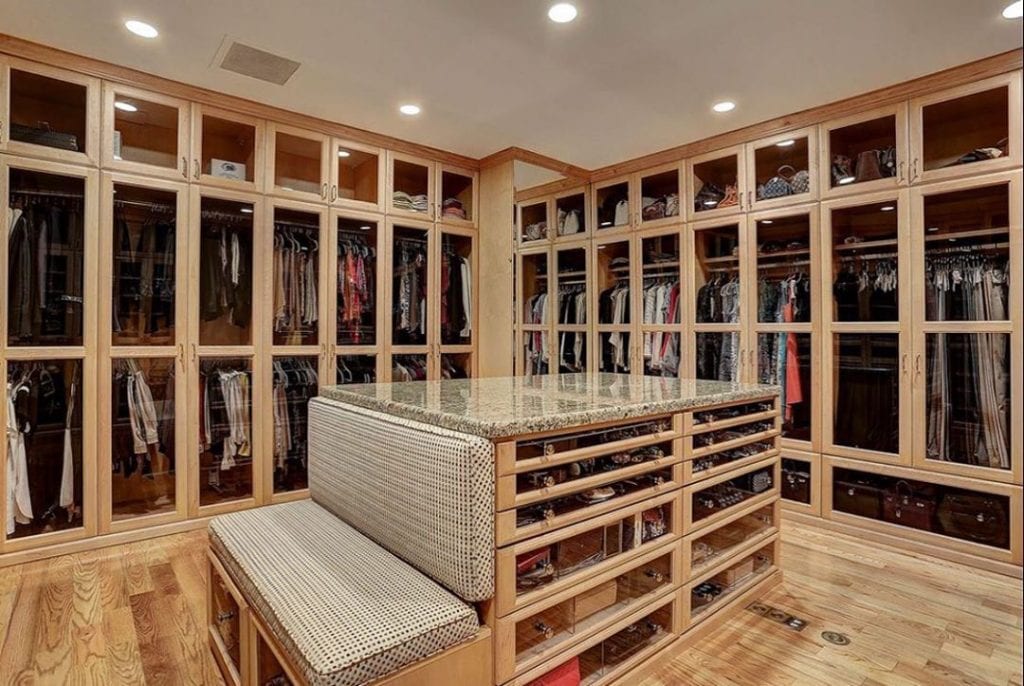 Closet com portas: vantagens e +40 ideias excelentes! - Dicas Decor