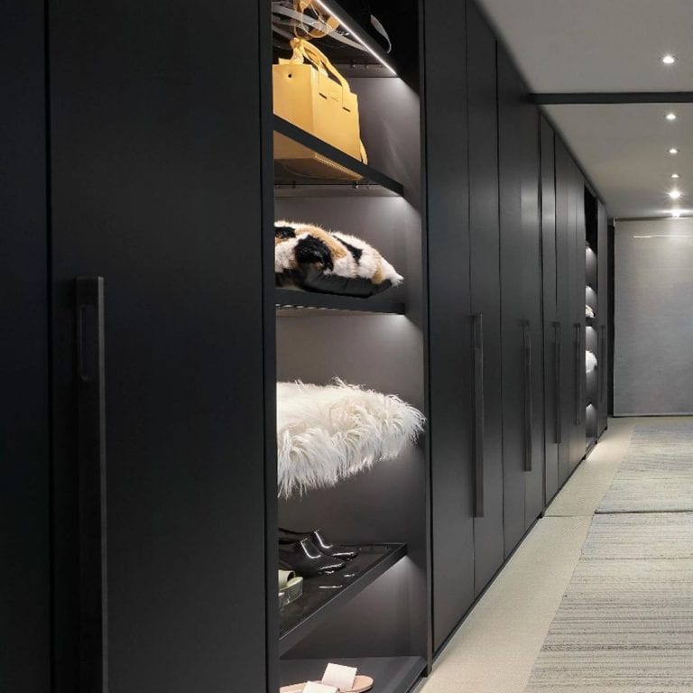 Closet com portas: vantagens e +40 ideias excelentes! - Dicas Decor