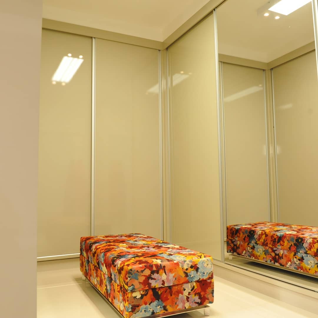 Closet com portas: vantagens e +40 ideias excelentes! - Dicas Decor